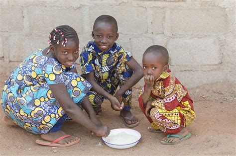 3 아프리카 어린이 들이 야외에서 먹고 앉아 아프리카에 쌀 아프리카에 대한 스톡 사진 및 기타 이미지 아프리카 아이 소년 Istock