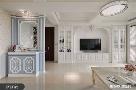 渲染灰藍色的輕柔雅緻，白線板、白百葉窗交織浪漫滿點的美式鄉村宅－設計家 Searchome