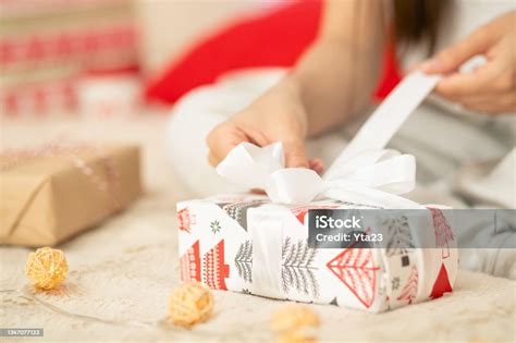 메리 크리스마스와 새해 복 많은 새해 소녀는 사랑하는 가족에서 선물 상자에서 리본을 제거 낮에 대한 스톡 사진 및 기타 이미지