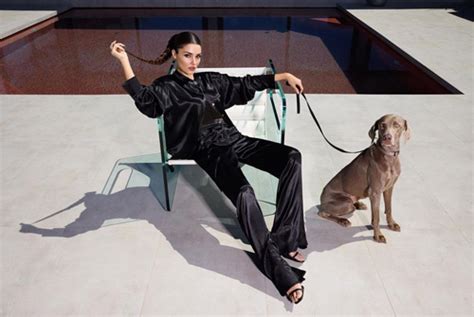 استایل شیک هانده ارچل با لباس خواب شیک کنار استخر و سگ لاکچری‌اش چی