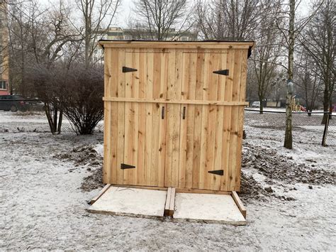 У Полтаві колективи шкіл та дитсадків почали монтувати деревяні туалети Полтавщина