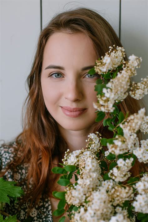 가벼운 갈색 머리 고요한 긍정적인 꽃 꽃무늬 꽃이 피는 라이프스타일 매력적인 미소 짓는 봄 사람 선명한 섬세한 손을 쥐었다 순수 식물의 신선