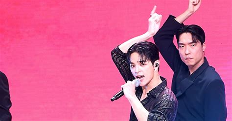 [td포토] 김우진 무대를 즐기며