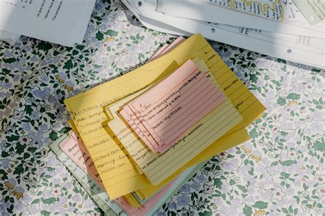 꽃이 만발한 표면에 화려한 스티커 메모 더미 사진 Unsplash의 개정판 이미지