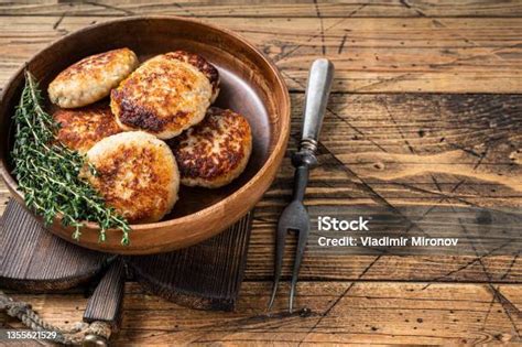 나무 접시에 구운 생선 커틀릿 이나 패티 나무 배경 맨 위 보기입니다 복사 공간 고기에 대한 스톡 사진 및 기타 이미지 고기 미트볼 다진 소고기 Istock