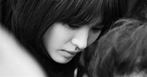 모니터는 진지하게송혜교 그겨울 야외 촬영 흑백컷