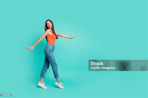 전체 길이 측면 프로필 몸 크기 사진 아름 다운 그녀의 그녀의 여자 궁금해 봐 빈 공간 쉬운 주말 산책 공원 착용 오렌지 탱크 탑 청바지 데님 고립 된 밝은 청록 청록색