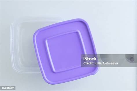 보라색 뚜껑이있는 플라스틱 투명 식품 용기를 엽니 다 흰색 배경입니다 비어 있음에 대한 스톡 사진 및 기타 이미지 비어 있음 플라스틱 용기 상자 Istock