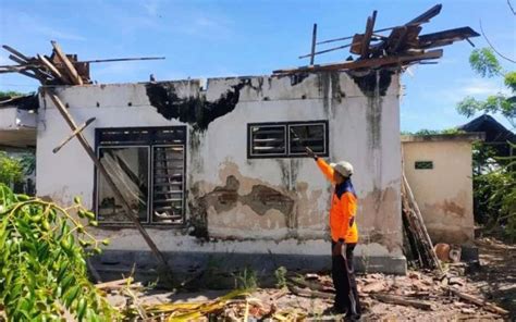 Diduga Kayu Lapuk Dimakan Usia Atap Musala Di Situbondo Ambruk