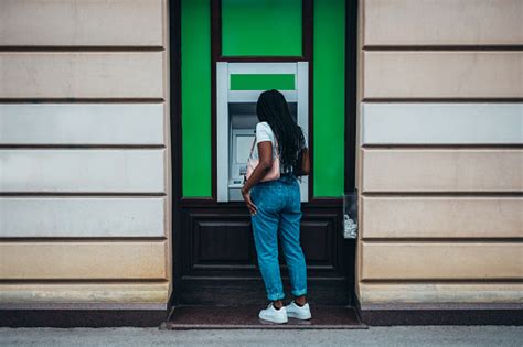 신용 카드를 사용하고 Atm에서 현금을 인출하는 아프리카 계 미국인 여성 현금 자동 입출금기에 대한 스톡 사진 및 기타 이미지 현금 자동 입출금기 동전 지폐 통화