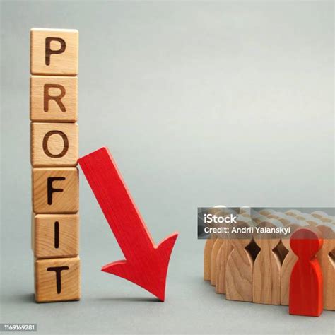 단어 이익 아래 화살표 및 비즈니스 팀과 나무 블록 실패한 사업 및 파산 이익 감소 투자 손실 경제 위기 금융 시장의 몰락 경기 침체 감소에 대한 스톡 사진 및 기타 이미지