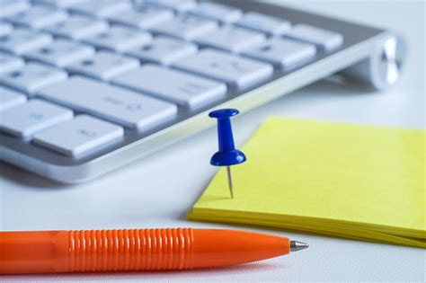 테이블에 탄성 밴드와 함께 연필 펜 계산기 비즈니스 항목 있습니다 데스크톱 컴퓨터에 대 한 키보드입니다 종이 클립 버튼 그리고 다른 사무실입니다 경영자에 대한 스톡 사진 및