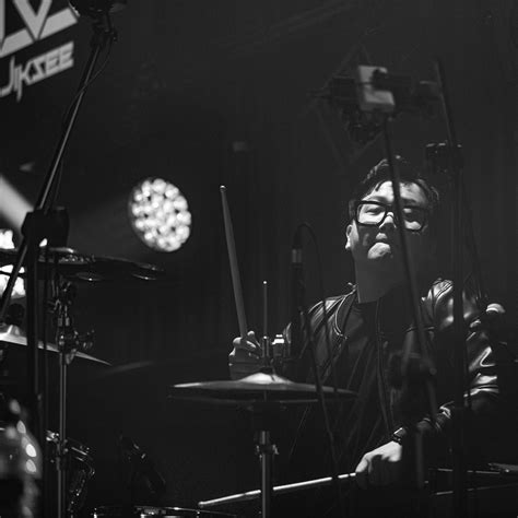 느린시간 흙으로 구운 시간 김수일 개인전 달마다 작품이 바뀌면 느린시간은 새롭게 변신을 합니다 카페 전시를 잘 모르는 손님들은 주인장이 매번 작품을 해놓는 줄