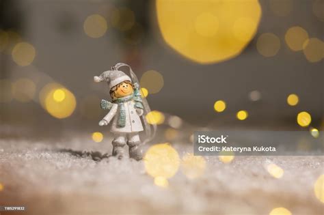 장식 크리스마스 테마 인형 니트 모자와 스카프에 조각상 소년 크리스마스 트리 장식입니다 축제 장식 따뜻한 보케 조명 0명에 대한 스톡 사진 및 기타 이미지 Istock