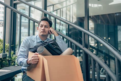 실업자는 골판지 상자와 노트북 가방 서류 및 도면 튜브를 상자에 보관합니다 직장을 그만두거나 사업가가 해고하거나 직업 개념을 떠났습니다 개선에 대한 스톡 사진 및 기타