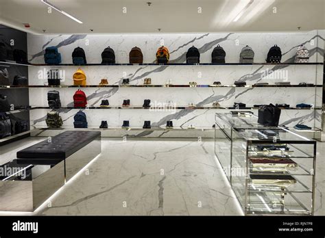 Hongkong - Januar 26, 2016: YSL Store unter Elemente Shopping Mall ...