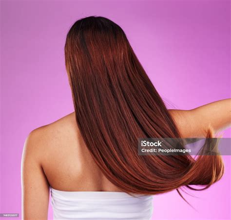 여자의 뒤 머리카락과 색상은 연장 미용 또는 살롱 샴푸가 있는 스튜디오에 있습니다 긴 헤어 스타일 화장품 및 성장 미적 웰빙 및 깨끗한 스킨 케어 건강한 질감 또는 광채