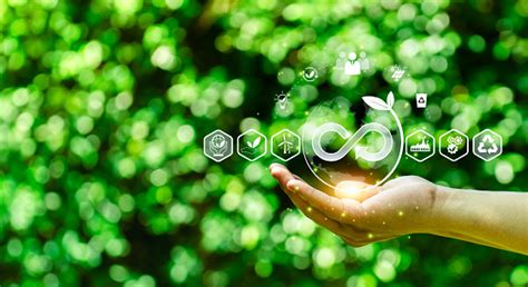 사업가는 순환 경제 아이콘을 들고 있다 폐기물을 최소화하고 자원 효율성을 극대화하는 것을 목표로 하는 경제 시스템 미래 비즈니스 성장을 위한 폐기물 및 오염 제거를 위한