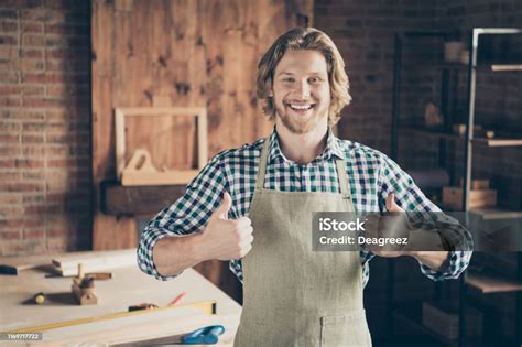 그의 초상화 그 좋은 잘 생긴 수염 금발 쾌활한 쾌활한 남자 작은 비즈니스 숍 주인 보여주는 두 개의 더블 엄지 손가락 에서 산업 벽돌 로프트 스타일 인테리어 실내 작업장