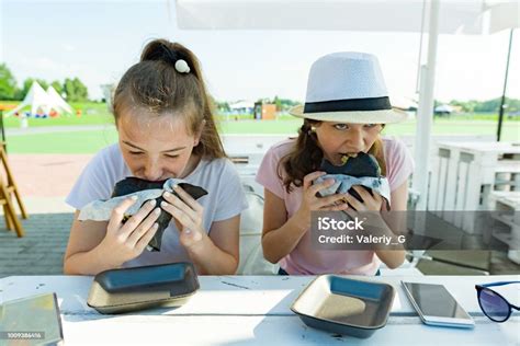 식욕으로 십 대 여자 블랙 패스트 푸드 햄버거를 먹는다 여름 거리 카페 지역 도시 공원 배경 2명에 대한 스톡 사진 및 기타 이미지 Istock