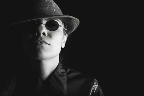 무료 이미지 남자 검정색과 흰색 사람들 화이트 사진술 어두운 여자 초상화 어린 인간의 모자 대조 어둠 직업적인 의류 검은 단색화 보안