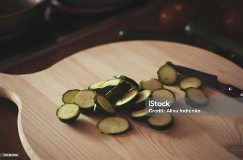 신선한 녹색 야채 재료 절단 보드 집에서 요리에 깨끗 한 음식 해독 건강 한 식사 철저 한 채식 주의자 또는 채식주의 개념 라이프 스타일 가정 주방에 대한 스톡 사진 및