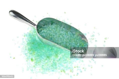 흰색 배경에 고립 된 금속 국자에 녹색 바다 소금 공장 Extractsorganic 화장품 컨셉과 바다 목욕 소금 0명에 대한 스톡 사진 및 기타 이미지 Istock