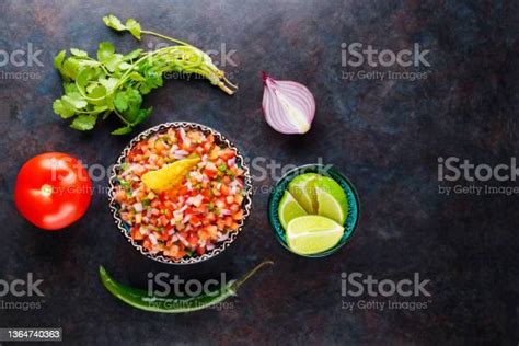 피코 드 갈로 살사 와 재료 어두운 배경에 맛있는 피코 드 갈로 살사 그릇 멕시코 요리 개념 맨 위 보기입니다 복사 공간 건강한 식생활에 대한 스톡 사진 및 기타 이미지