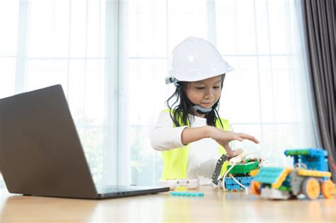 소녀 아이는 전기 장난감을 조립하는 흰색 안전모를 착용합니다 교실에서 Stem 어린이 학생을 교육합니다 로봇 조립 교육 두뇌 개발 전기 미래 공학 학습 6 7 살에 대한