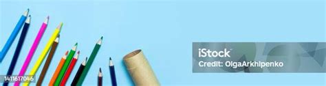 학교 개념으로 돌아 가기 파란색 배경 평면도에 컬러 연필은 복사 공간이있는 평평하게 놓여 있습니다 그림을위한 나무 색연필 창의력을위한 물건 학교 용품 클로즈업 긴 배너 0
