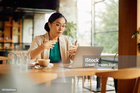 카페에서 노트북을 통해 컨퍼런스 콜을 하면서 말하는 아시아 여성 기업가 비즈니스에 대한 스톡 사진 및 기타 이미지 비즈니스 의사소통 컴퓨터 Istock