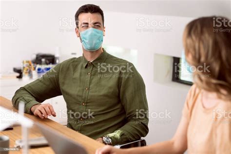 새로운 사무실에서의 날 안전한 거리에서 함께 일하는 보호얼굴 마스크를 착용한 남녀 바이러스 예방 개념 남자에 대한 스톡 사진 및 기타 이미지 Istock