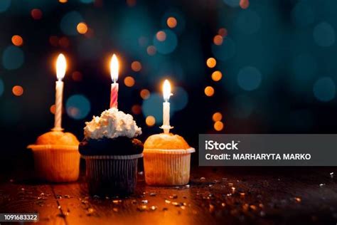 크리에이 티브 배경 컵 케 익 초 아름 다운 Bokeh 생일 축하해요 현재입니다 휴일 카드 전단지 배경에 대 한 개념입니다 공간 복사 0명에 대한 스톡 사진 및 기타 이미지