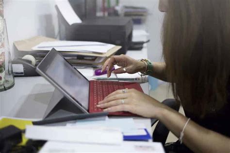 Microsoft Surface Go Vs Pro Which Surface Laptop Is Better Itechguides