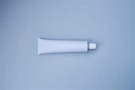 약물 또는 화장품 브랜딩을 위한 세련된 금속 튜브 크림 젤 스킨 케어 치약 색깔 있는 배경에 화장품 병을 위한 콘테이너