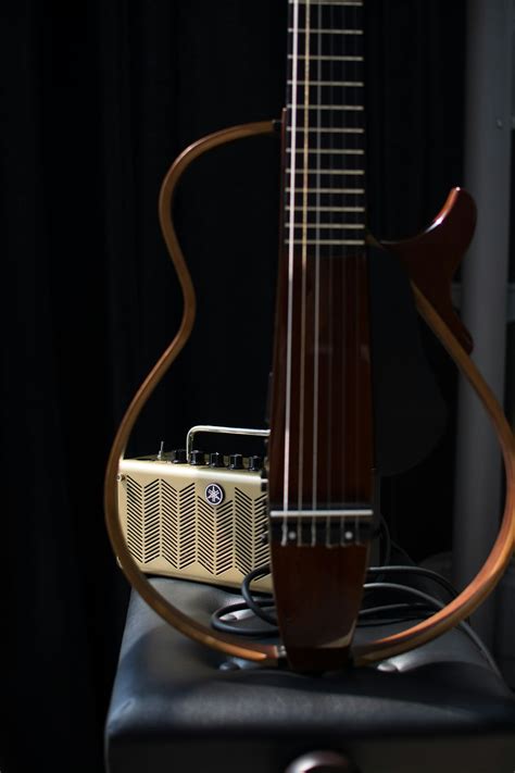 Une Guitare Adossée à Un Mur Photo Photo Kazakhstan Gratuite Sur Unsplash