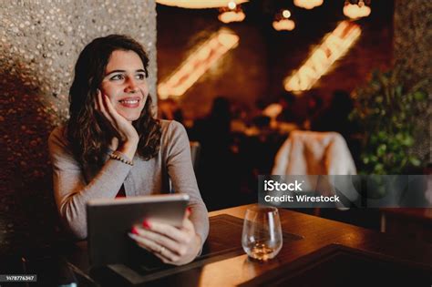 아름 다운 여자 미소 짓고 레스토랑에서 태블릿을 들고 멀리 바라 보고 갈색 머리에 대한 스톡 사진 및 기타 이미지 갈색 머리 레스토랑 마시기 Istock