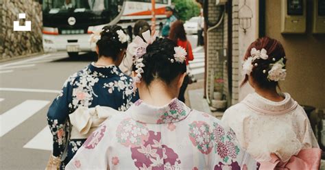기모노를 입은 여성들이 버스가 있는 거리 근처를 걷고 있습니다 사진 Unsplash의 무료 여자 이미지