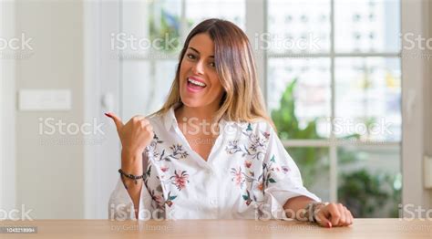 젊은 여자 집에서 가리키는 손 및 손가락 행복 한 얼굴은 웃 고 가리키기에 대한 스톡 사진 및 기타 이미지 가리키기 갈색 머리 감정 Istock