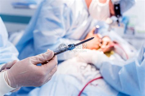 脊柱手术外科医生用手术设备在手术室展示多轴螺钉椎板切除术脊柱固定系高清图片下载 正版图片506264743 摄图网