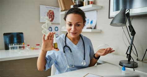 카메라 앞에서 코 스프레이 병을 들고 인터넷 회의에서 질문에 답하는 의료진 사진 Unsplash의 종업원 이미지