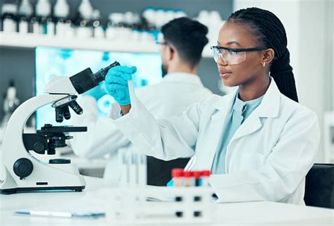 과학자 여성 및 현미경 또는 혈액 검사 연구 및 박테리아 바이러스 또는 백신 용액 의학 연구 유리관 생명 공학 및 실험실을 가진 전문 의사 또는 과학 학생 수사 과학에 대한