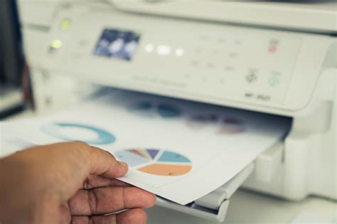 비즈니스 프린터 사무실 개념의 인쇄 문서레이저 인쇄 카트리지 피더 바쁜 사무실에서 복사 차트용 스캐너 기계에서 보고서 Finacial을 위한 사업가 인쇄 문서 그래프 공연에