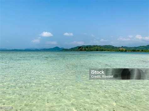 아름다운 얕은 바다와 산 배경의 풍경은 투명한 푸른 녹색 청록색 바닷물과 하얀 모래가 있는 아시아 또는 바다의 전형적인 열대 해변입니다 0명에 대한 스톡 사진 및 기타