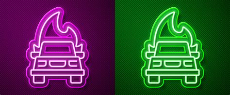 빛나는 네온 라인 불타는 자동차 아이콘은 보라색과 녹색 배경에 분리되어 있습니다 보험 개념입니다 불타는 차 화재와 연기로 뒤덮인 고장난 자동차 벡터 교통사고 충돌 사고에