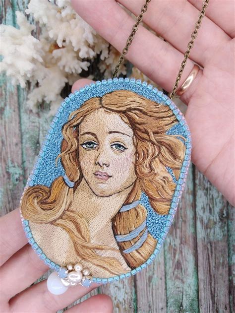 Ручная вышвка по мотивам шедевра мировой живописи С Боттичелли Рождение Венеры брошь кулон в