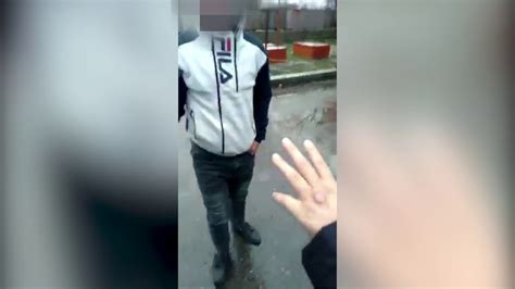 Парень приставал к девочке YouTube
