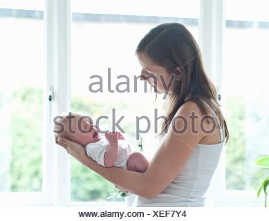 Eine nackte Mutter hält ihren nackten kleinen Sohn Stockfotografie Alamy
