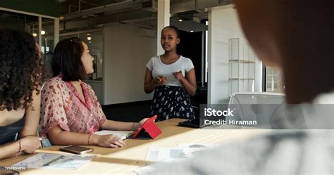 흑인 여성 연사 및 프레젠테이션 워크숍 및 창의적인 창업 및 기획 분야에서 여성과의 만남 비즈니스 사람들 팀 토론 또는 교육 세미나 사무실에서의 전략 및 커뮤니케이션