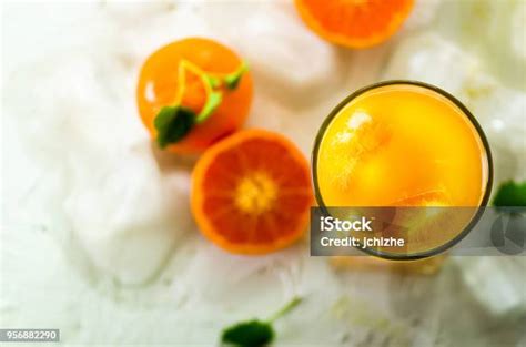 신선한 오렌지 주스 유리에 민트와 귤 흰색 바탕에 얼음 보기 상위 공간을 복사 합니다 더운 여름 날입니다 휴일 0명에 대한 스톡 사진 및 기타 이미지 Istock